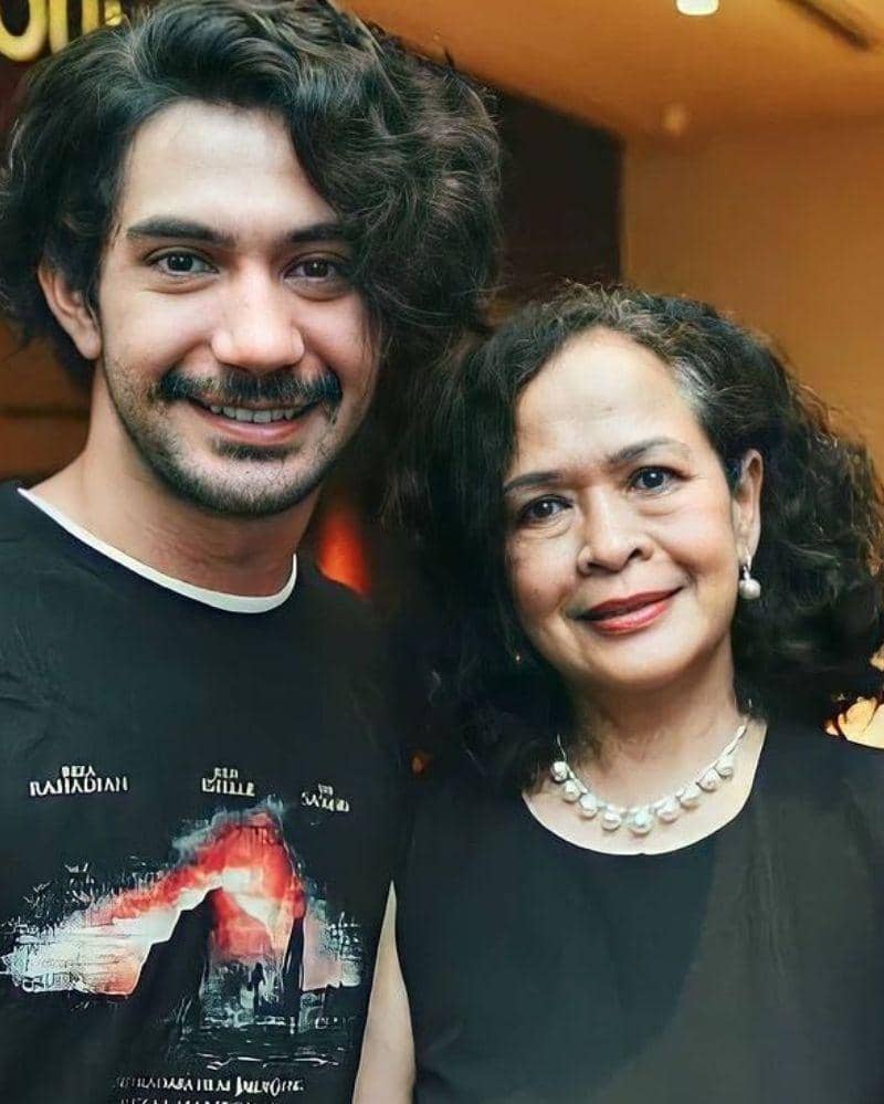 12 Fakta Keluarga Reza Rahadian, Tidak Tahu Wajah Papanya | Popmama.com